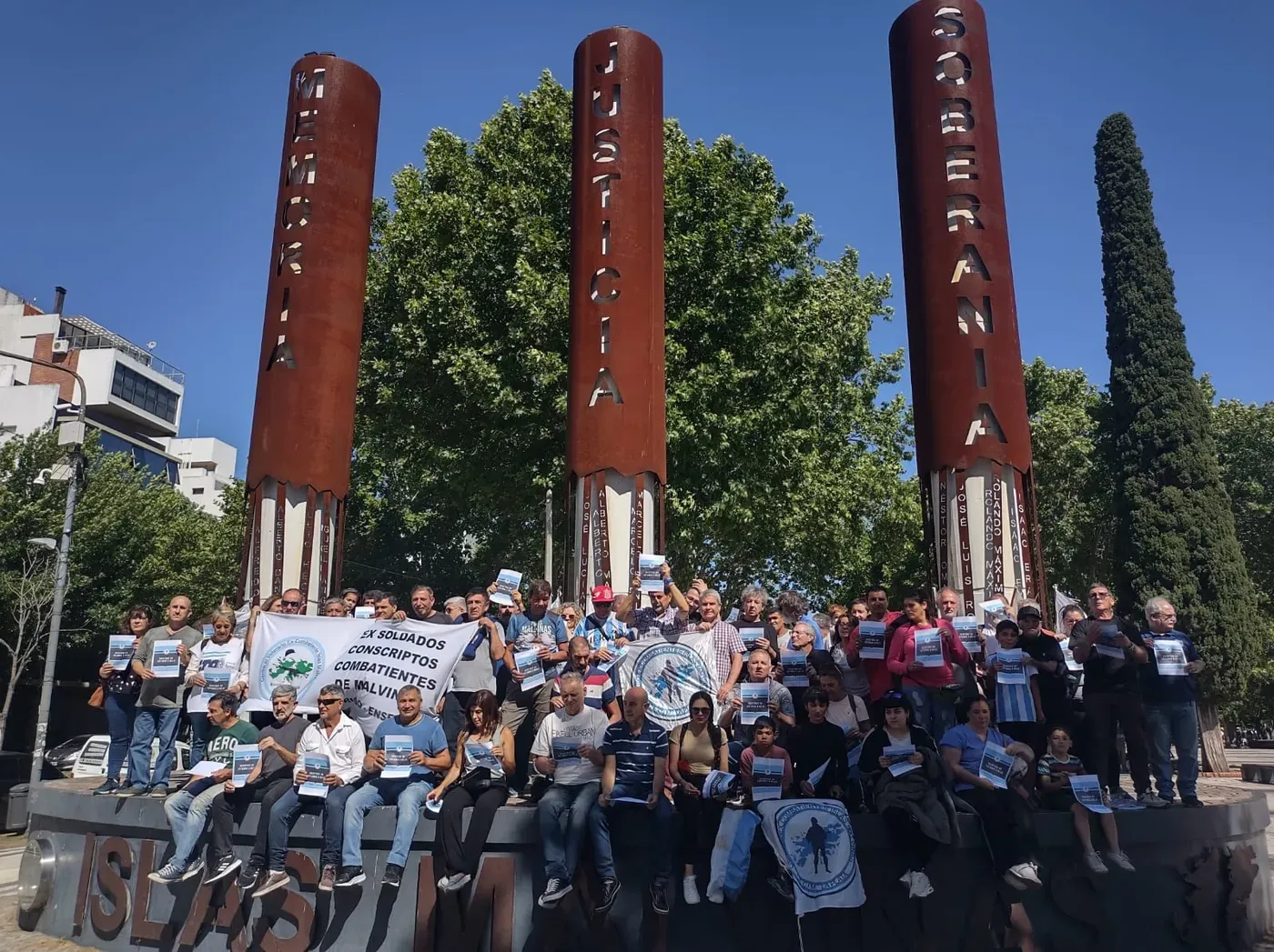 Acto en homenaje a los ex combatientes y veteranos en Plaza Malvinas ...